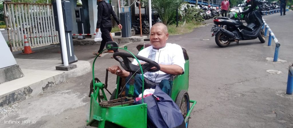 Kisah Suraji Penjual Koran dengan Kaki Lumpuh, Bersyukur Sudah 3 Kali ...