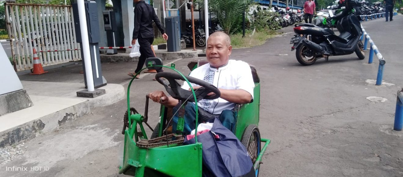 Kisah Suraji Penjual Koran dengan Kaki Lumpuh, Bersyukur Sudah 3 Kali ...